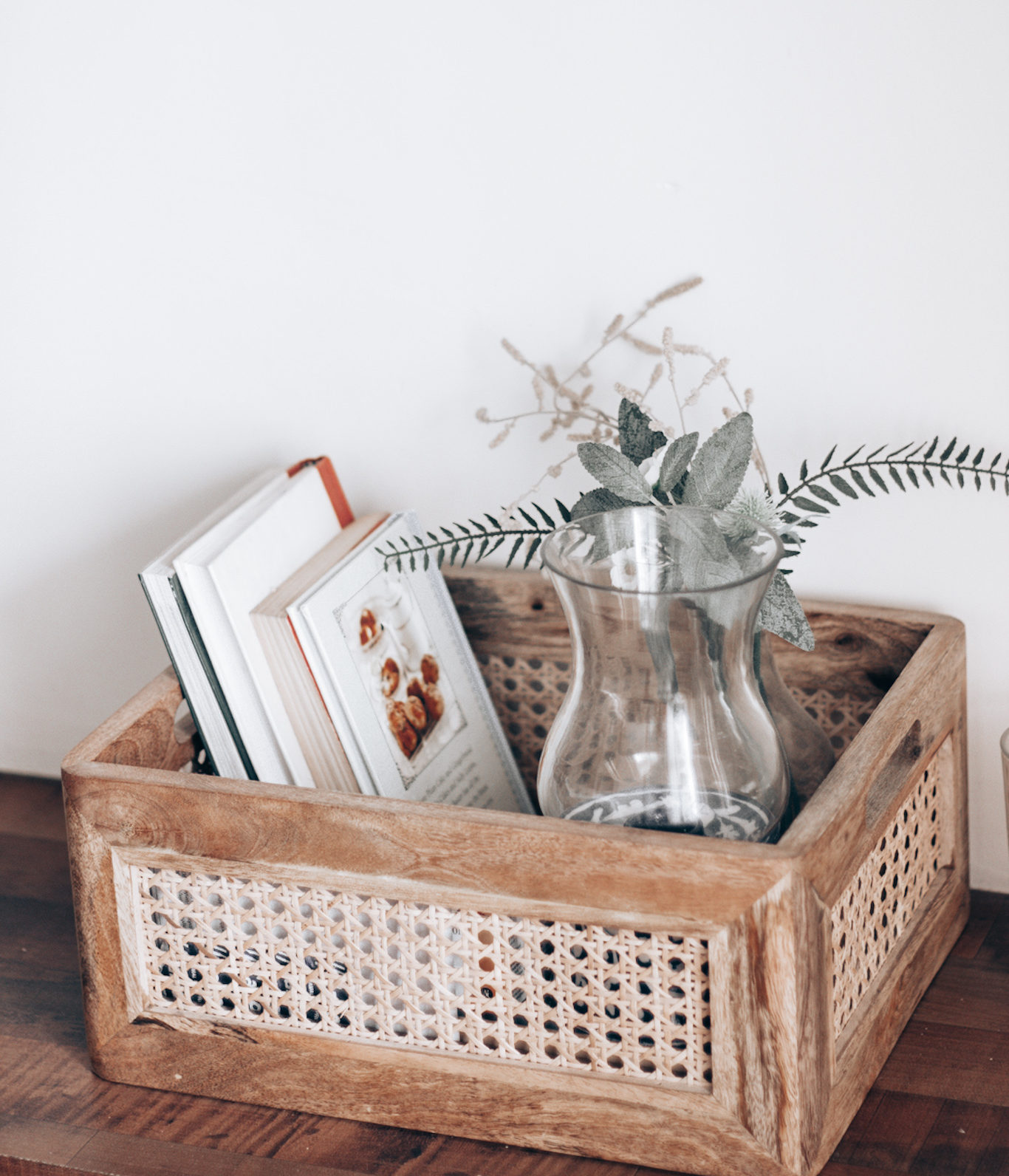 How to Organise and Decorate with Tray’s and Baskets – Tips & Tricks